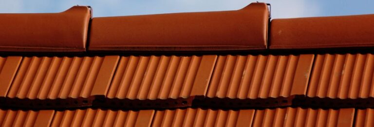 Faîtage de toiture : tendances et nouveautés pour une élégance moderne